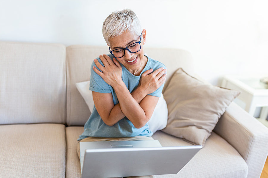 How To Hug Without Risks And Stay Healthy | Puffy Blog